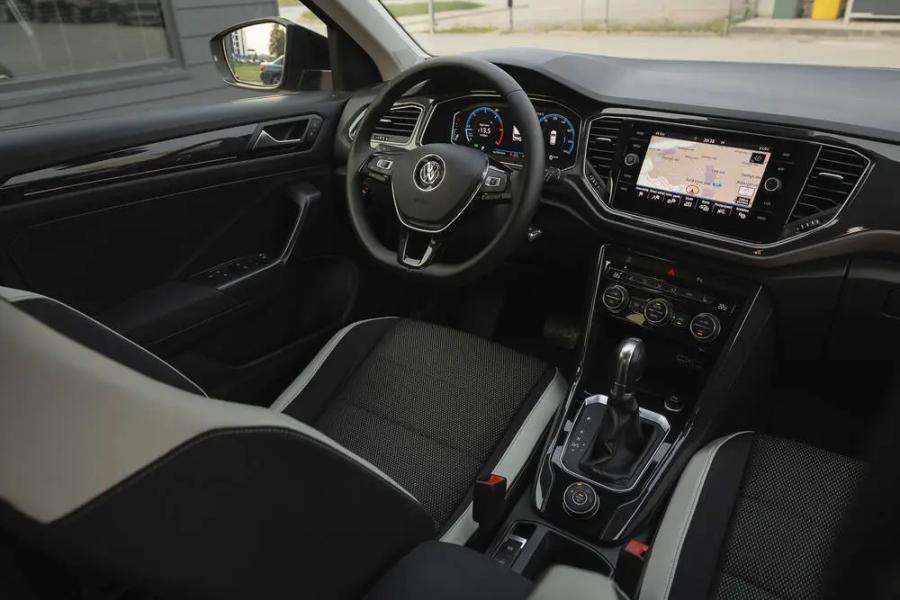 Pelēks Volkswagen T-Roc 2018 Jelgava, ar dzinēja tilpumu 2.00 L un nobraukumu 199 tūkst. km par 15350 €, foto 9 vietnē AUTOMOTO.COM.LV