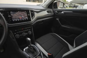 Pelēks Volkswagen T-Roc 2018 Jelgava, ar dzinēja tilpumu 2.00 L un nobraukumu 199 tūkst. km par 15350 €, foto 12 vietnē AUTOMOTO.COM.LV