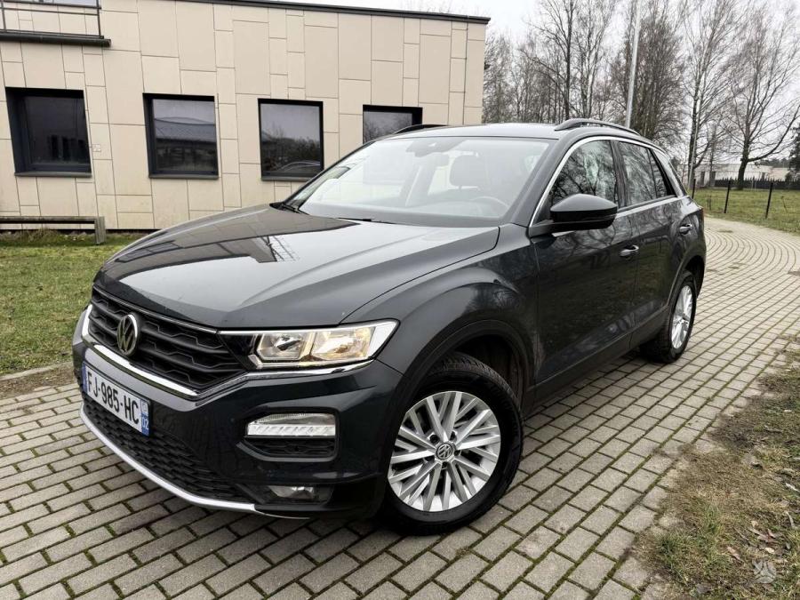 Pelēks Volkswagen T-Roc 2019 Tauragė, ar dzinēja tilpumu 1.00 L un nobraukumu 111 tūkst. km par 13500 €, foto 1 vietnē AUTOMOTO.COM.LV