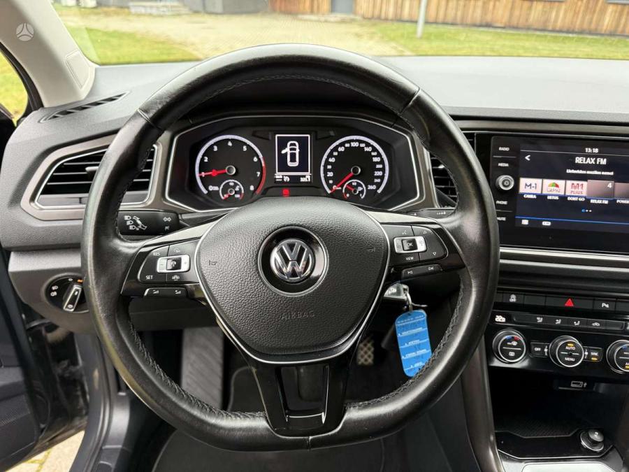Pelēks Volkswagen T-Roc 2019 Tauragė, ar dzinēja tilpumu 1.00 L un nobraukumu 111 tūkst. km par 13500 €, foto 19 vietnē AUTOMOTO.COM.LV