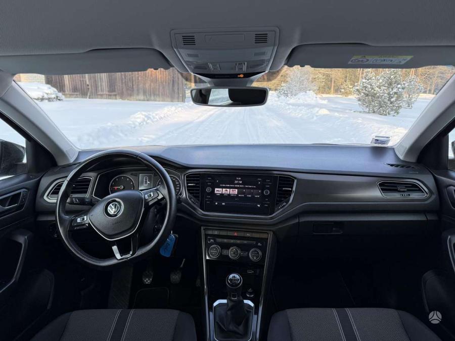 Pelēks Volkswagen T-Roc 2019 Tauragė, ar dzinēja tilpumu 1.00 L un nobraukumu 111 tūkst. km par 13500 €, foto 15 vietnē AUTOMOTO.COM.LV