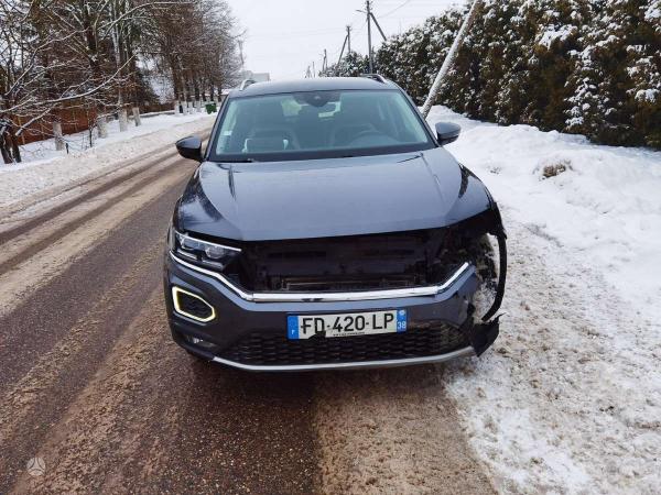 Grey Volkswagen T-Roc 2019 in Kaunas, with an engine capacity of 1.97 L and mileage of 194 thousand km for 9300 €, photo 4 on AUTOMOTO.COM.LV