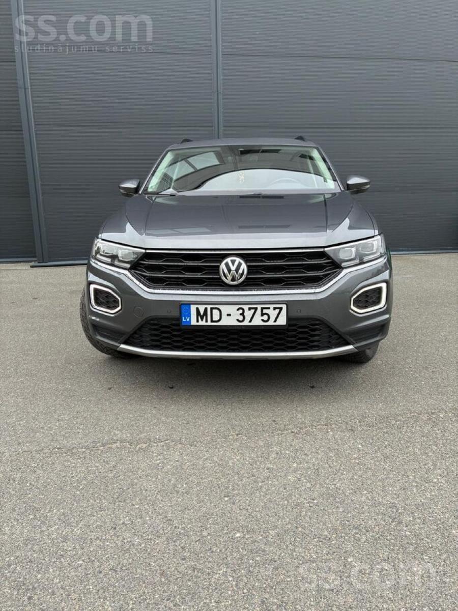 Grey Volkswagen T-Roc 2019 in Riga, with an engine capacity of 1.50 L and mileage of 183 thousand km for 14999 €, photo 3 on AUTOMOTO.COM.LV