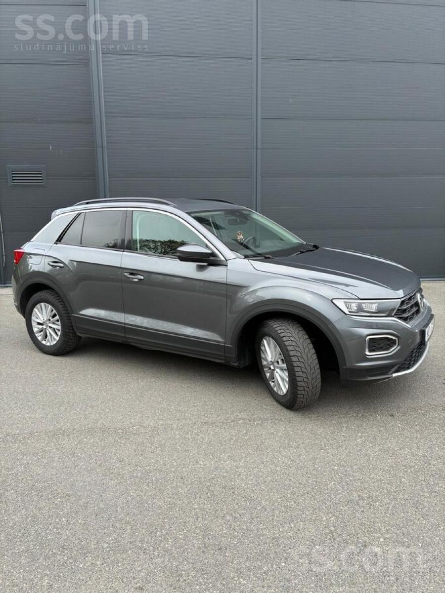 Grey Volkswagen T-Roc 2019 in Riga, with an engine capacity of 1.50 L and mileage of 183 thousand km for 14999 €, photo 4 on AUTOMOTO.COM.LV