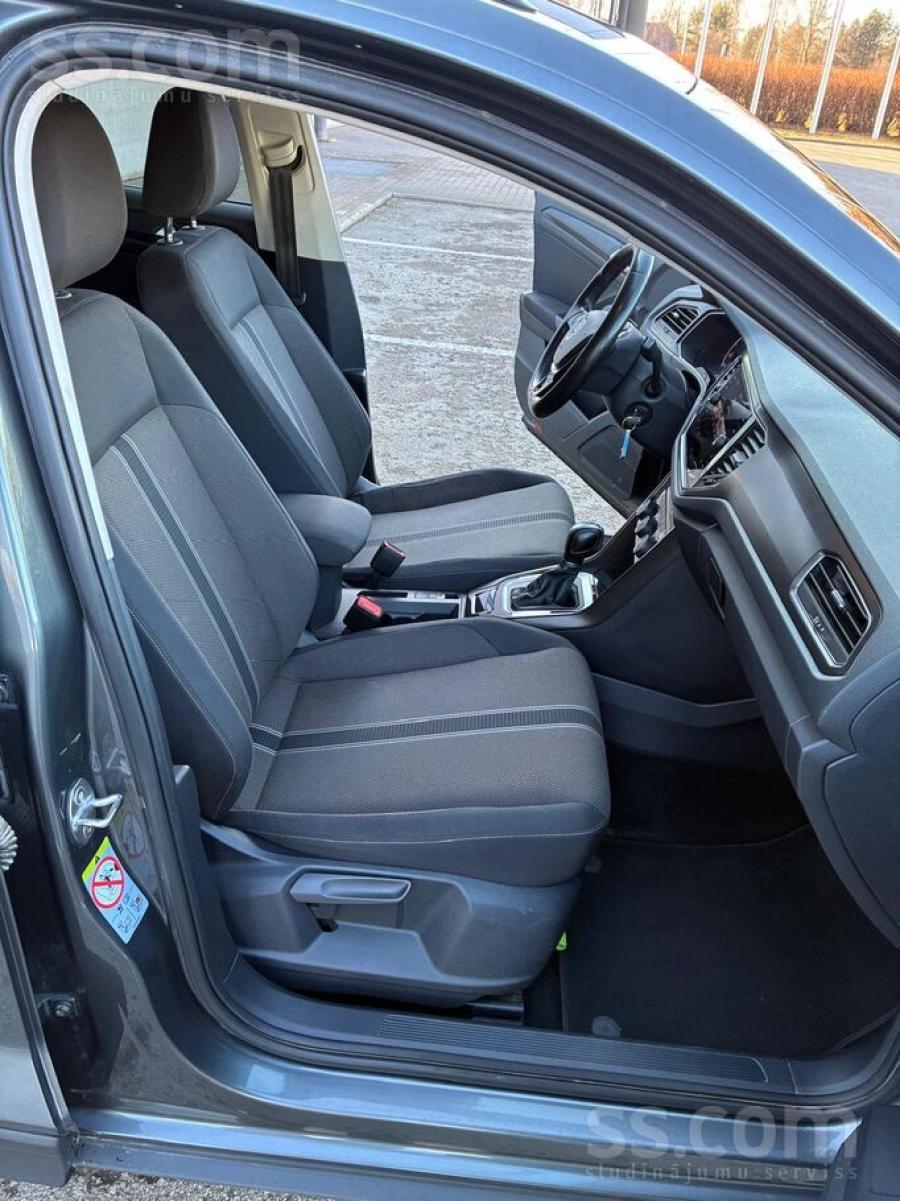 Grey Volkswagen T-Roc 2019 in Riga, with an engine capacity of 1.50 L and mileage of 183 thousand km for 14999 €, photo 6 on AUTOMOTO.COM.LV