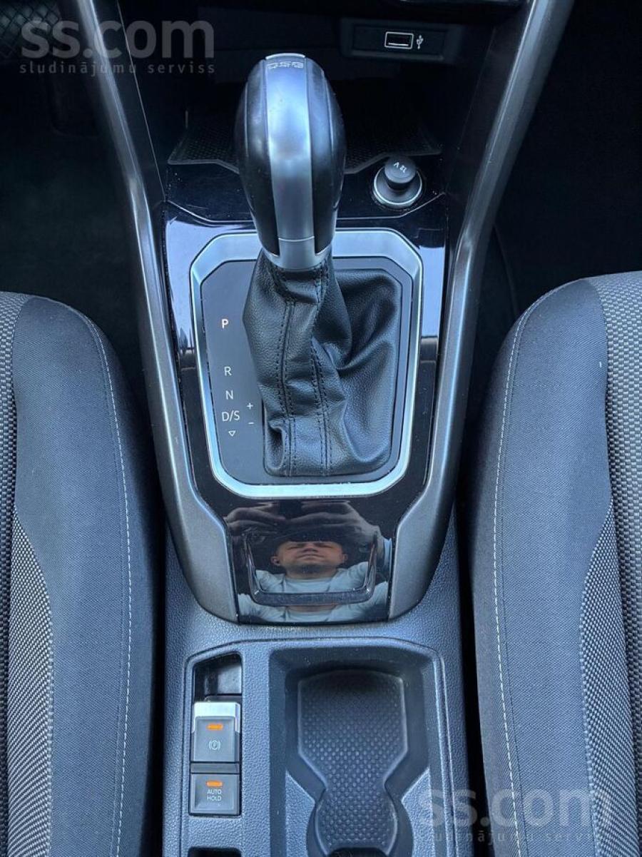 Grey Volkswagen T-Roc 2019 in Riga, with an engine capacity of 1.50 L and mileage of 183 thousand km for 14999 €, photo 11 on AUTOMOTO.COM.LV