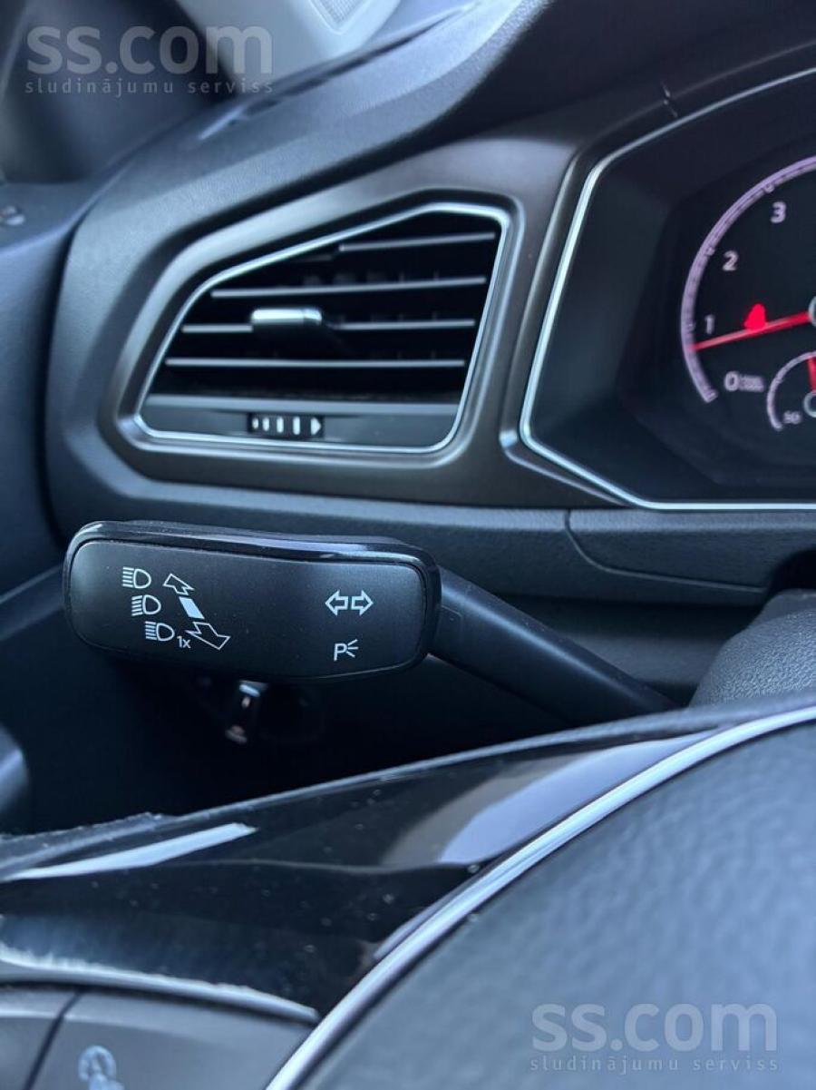 Grey Volkswagen T-Roc 2019 in Riga, with an engine capacity of 1.50 L and mileage of 183 thousand km for 14999 €, photo 15 on AUTOMOTO.COM.LV