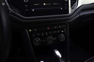 Grey Volkswagen T-Roc 2019 in Vilnius, with an engine capacity of 1.97 L and mileage of 158 thousand km for 18500 €, photo 34 on AUTOMOTO.COM.LV