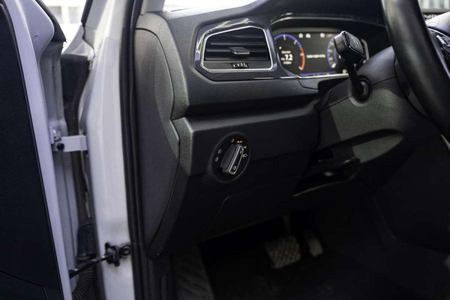 Grey Volkswagen T-Roc 2019 in Vilnius, with an engine capacity of 1.97 L and mileage of 158 thousand km for 18500 €, photo 38 on AUTOMOTO.COM.LV