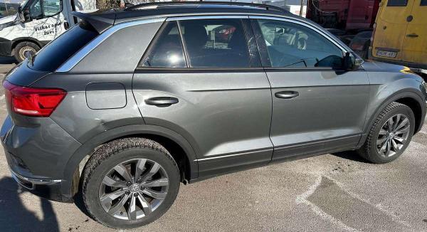 Grey Volkswagen T-Roc 2019 in Vilnius, with an engine capacity of 1.50 L and mileage of 134 thousand km for 11500 €, photo 3 on AUTOMOTO.COM.LV