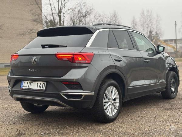 Pelēks Volkswagen T-Roc 2020 Utena, ar dzinēja tilpumu 1.50 L un nobraukumu 62 tūkst. km par 13500 €, foto 2 vietnē AUTOMOTO.COM.LV