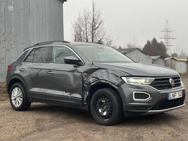 Pelēks Volkswagen T-Roc 2020 Utena, ar dzinēja tilpumu 1.50 L un nobraukumu 62 tūkst. km par 13500 €, foto 4 vietnē AUTOMOTO.COM.LV
