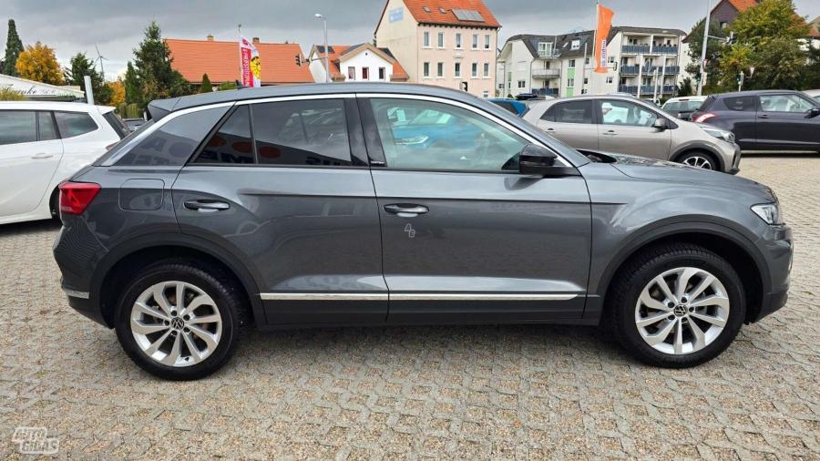 Grey Volkswagen T-Roc 2020 in Kaunas, with an engine capacity of 1.00 L and mileage of 35 thousand km for 22287 €, photo 5 on AUTOMOTO.COM.LV