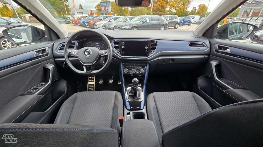 Grey Volkswagen T-Roc 2020 in Kaunas, with an engine capacity of 1.00 L and mileage of 35 thousand km for 22287 €, photo 12 on AUTOMOTO.COM.LV