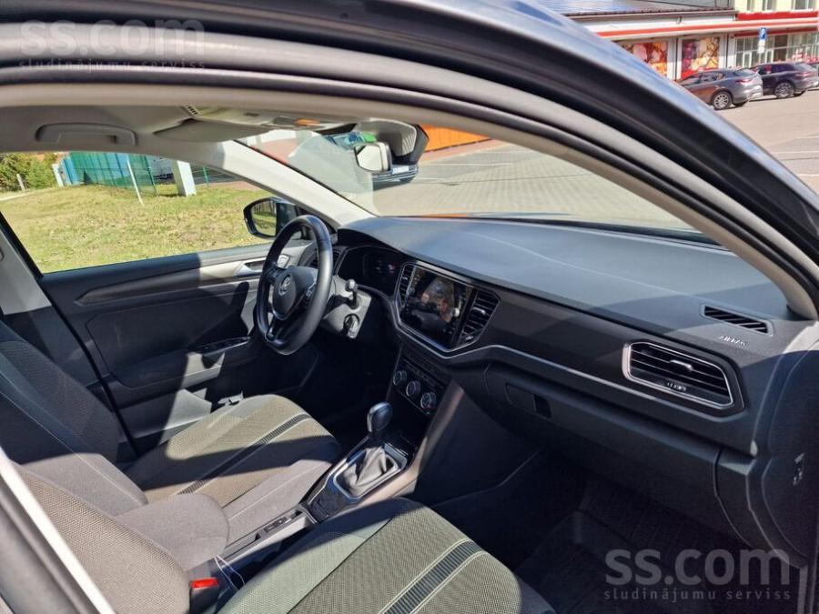 Grey Volkswagen T-Roc 2020 in Riga, with an engine capacity of 1.50 L and mileage of 244 thousand km for 14300 €, photo 3 on AUTOMOTO.COM.LV