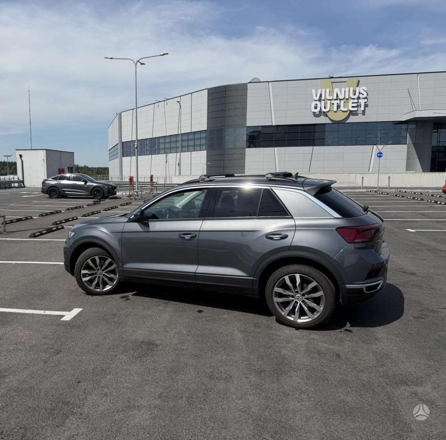 Pelēks Volkswagen T-Roc 2020 Viļņa, ar dzinēja tilpumu 1.97 L un nobraukumu 120 tūkst. km par 17000 €, foto 1 vietnē AUTOMOTO.COM.LV