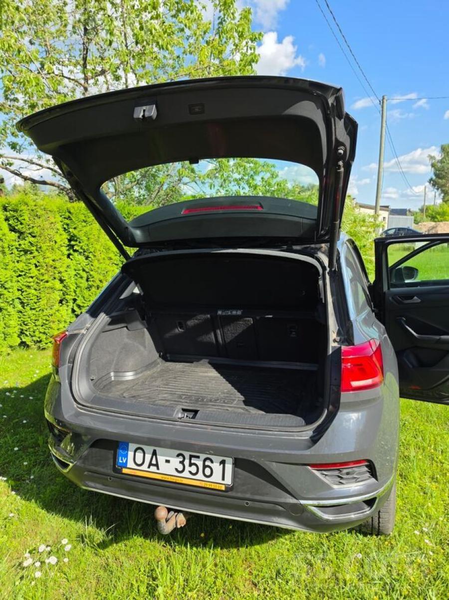 Grey Volkswagen T-Roc 2020 in Dobele, with an engine capacity of 2.00 L and mileage of 191 thousand km for 15000 €, photo 6 on AUTOMOTO.COM.LV