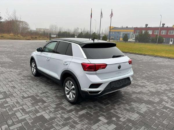 Grey Volkswagen T-Roc 2021 in Telschi, with an engine capacity of 1.50 L and mileage of 59 thousand km for 14999 €, photo 4 on AUTOMOTO.COM.LV