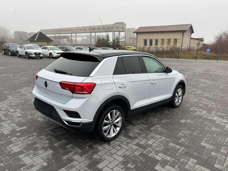 Grey Volkswagen T-Roc 2021 in Telschi, with an engine capacity of 1.50 L and mileage of 59 thousand km for 14999 €, photo 5 on AUTOMOTO.COM.LV