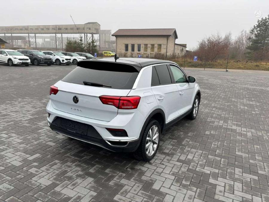 Grey Volkswagen T-Roc 2021 in Telschi, with an engine capacity of 1.50 L and mileage of 59 thousand km for 14999 €, photo 6 on AUTOMOTO.COM.LV
