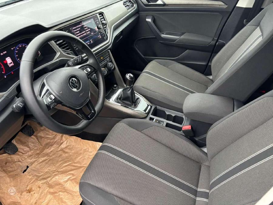 Grey Volkswagen T-Roc 2021 in Telschi, with an engine capacity of 1.50 L and mileage of 59 thousand km for 14999 €, photo 12 on AUTOMOTO.COM.LV
