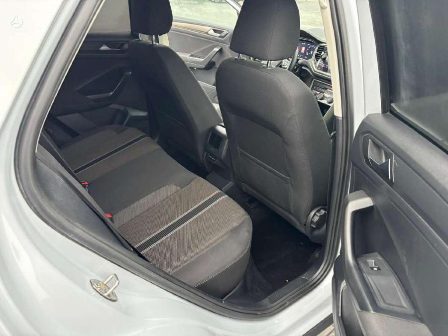 Grey Volkswagen T-Roc 2021 in Telschi, with an engine capacity of 1.50 L and mileage of 59 thousand km for 14999 €, photo 15 on AUTOMOTO.COM.LV