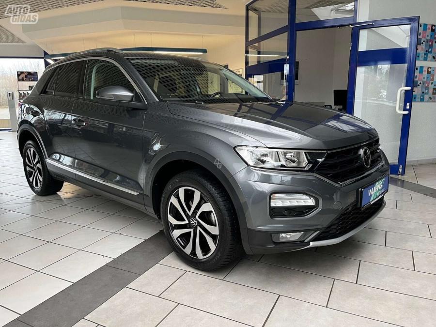 Pelēks Volkswagen T-Roc 2021 Kauņa, ar dzinēja tilpumu 1.50 L un nobraukumu 32 tūkst. km par 26366 €, foto 1 vietnē AUTOMOTO.COM.LV