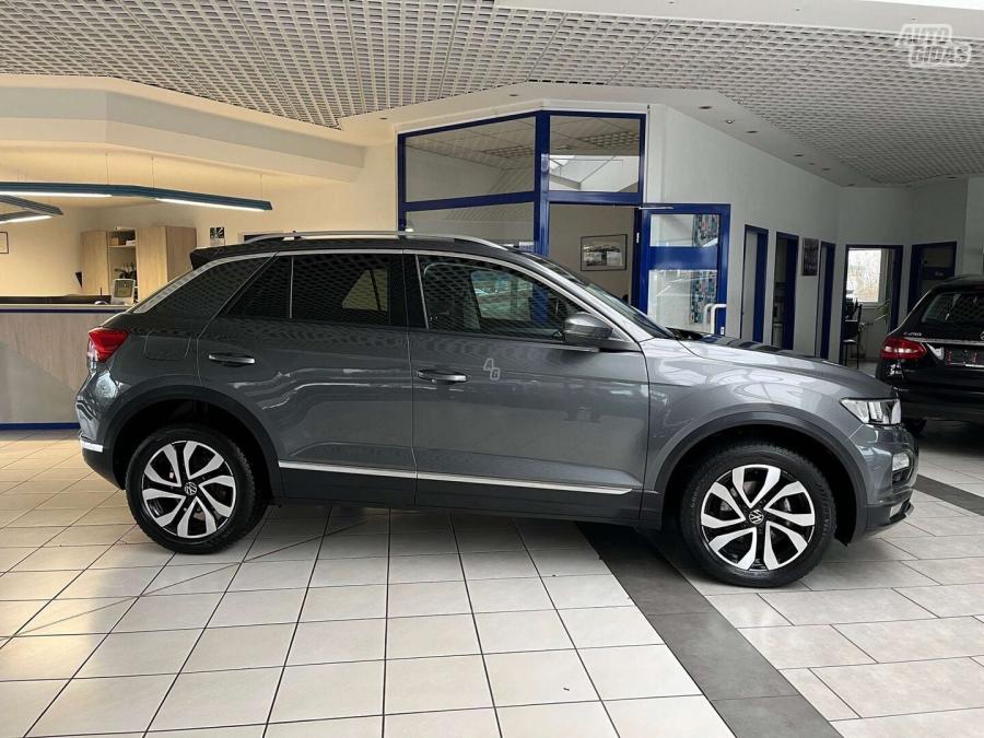Pelēks Volkswagen T-Roc 2021 Kauņa, ar dzinēja tilpumu 1.50 L un nobraukumu 32 tūkst. km par 26366 €, foto 2 vietnē AUTOMOTO.COM.LV