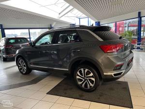 Pelēks Volkswagen T-Roc 2021 Kauņa, ar dzinēja tilpumu 1.50 L un nobraukumu 32 tūkst. km par 26366 €, foto 5 vietnē AUTOMOTO.COM.LV