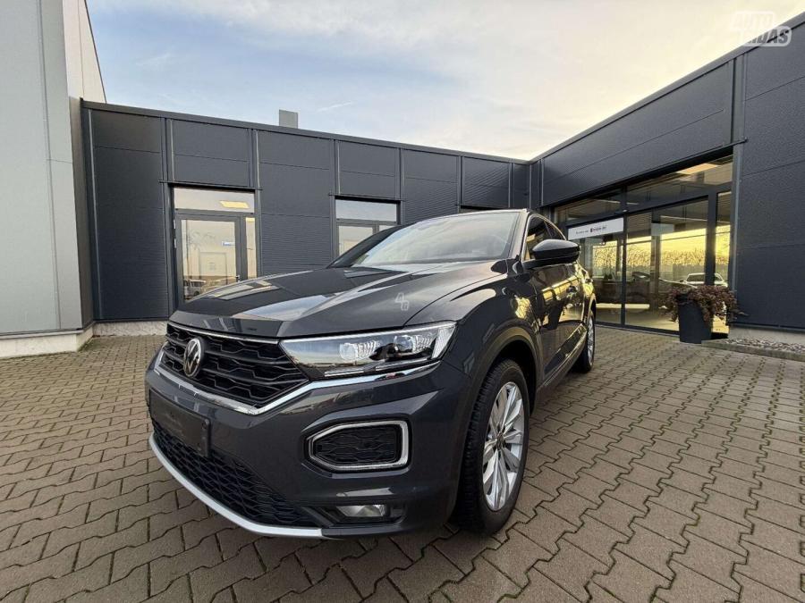 Grey Volkswagen T-Roc 2021 in Kaunas, with an engine capacity of 1.50 L and mileage of 86 thousand km for 23935 €, photo 1 on AUTOMOTO.COM.LV