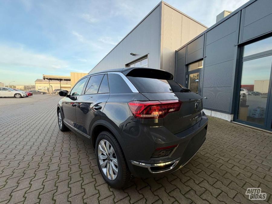 Grey Volkswagen T-Roc 2021 in Kaunas, with an engine capacity of 1.50 L and mileage of 86 thousand km for 23935 €, photo 4 on AUTOMOTO.COM.LV