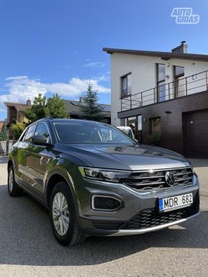 Grey Volkswagen T-Roc 2021 in Vilnius, with an engine capacity of 1.50 L and mileage of 53 thousand km for 21500 €, photo 2 on AUTOMOTO.COM.LV