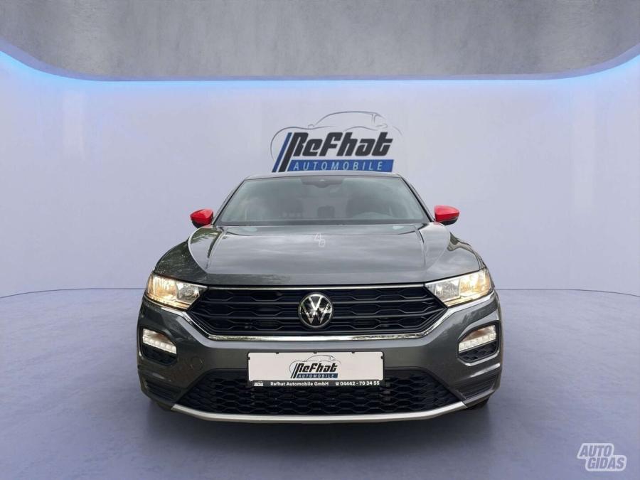 Grey Volkswagen T-Roc 2021 in Kaunas, with an engine capacity of 1.50 L and mileage of 63 thousand km for 23379 €, photo 4 on AUTOMOTO.COM.LV