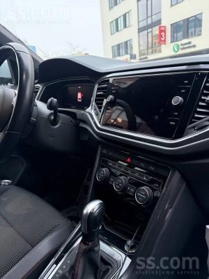 Pelēks Volkswagen T-Roc 2021 Rīga, ar dzinēja tilpumu 1.50 L un nobraukumu 61 tūkst. km par 21000 €, foto 5 vietnē AUTOMOTO.COM.LV