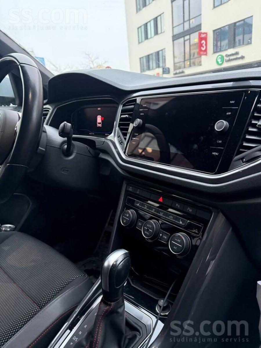 Pelēks Volkswagen T-Roc 2021 Rīga, ar dzinēja tilpumu 1.50 L un nobraukumu 61 tūkst. km par 21000 €, foto 5 vietnē AUTOMOTO.COM.LV