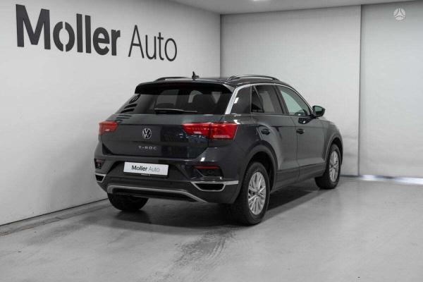 Pelēks Volkswagen T-Roc 2021 Viļņa, ar dzinēja tilpumu 1.50 L un nobraukumu 39 tūkst. km par 21900 €, foto 3 vietnē AUTOMOTO.COM.LV