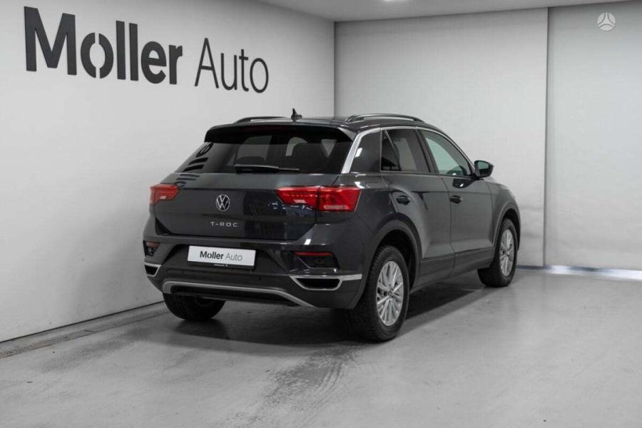 Grey Volkswagen T-Roc 2021 in Vilnius, with an engine capacity of 1.50 L and mileage of 39 thousand km for 21900 €, photo 4 on AUTOMOTO.COM.LV