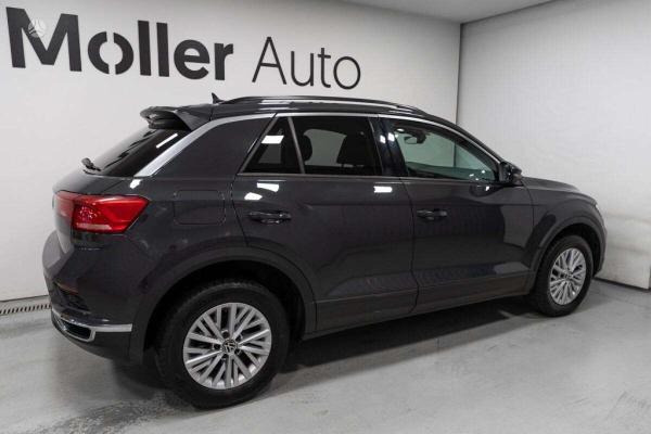 Pelēks Volkswagen T-Roc 2021 Viļņa, ar dzinēja tilpumu 1.50 L un nobraukumu 39 tūkst. km par 21900 €, foto 4 vietnē AUTOMOTO.COM.LV