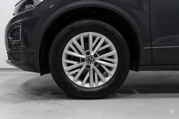 Pelēks Volkswagen T-Roc 2021 Viļņa, ar dzinēja tilpumu 1.50 L un nobraukumu 39 tūkst. km par 21900 €, foto 5 vietnē AUTOMOTO.COM.LV