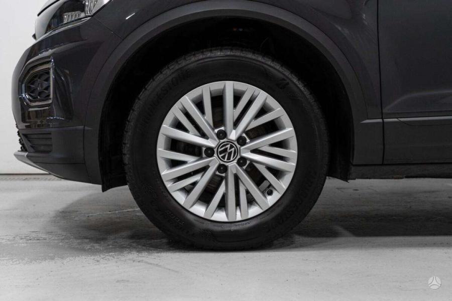 Grey Volkswagen T-Roc 2021 in Vilnius, with an engine capacity of 1.50 L and mileage of 39 thousand km for 21900 €, photo 6 on AUTOMOTO.COM.LV