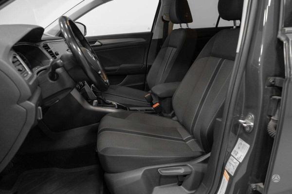 Pelēks Volkswagen T-Roc 2021 Viļņa, ar dzinēja tilpumu 1.50 L un nobraukumu 39 tūkst. km par 21900 €, foto 7 vietnē AUTOMOTO.COM.LV