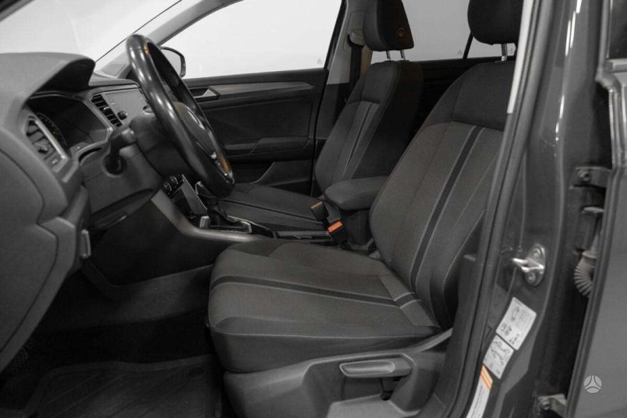 Grey Volkswagen T-Roc 2021 in Vilnius, with an engine capacity of 1.50 L and mileage of 39 thousand km for 21900 €, photo 8 on AUTOMOTO.COM.LV