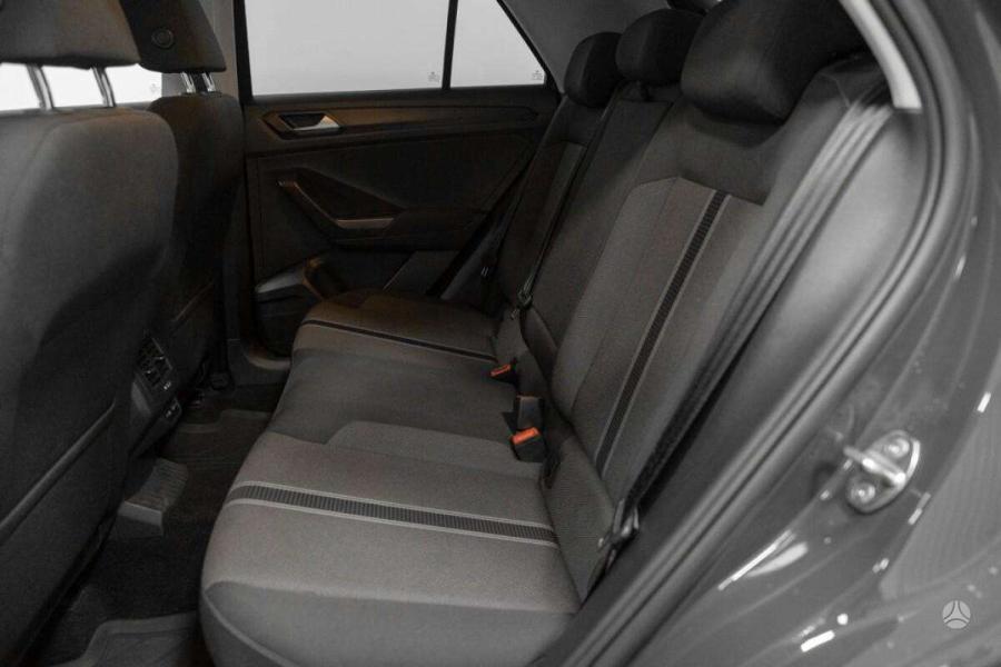 Grey Volkswagen T-Roc 2021 in Vilnius, with an engine capacity of 1.50 L and mileage of 39 thousand km for 21900 €, photo 9 on AUTOMOTO.COM.LV