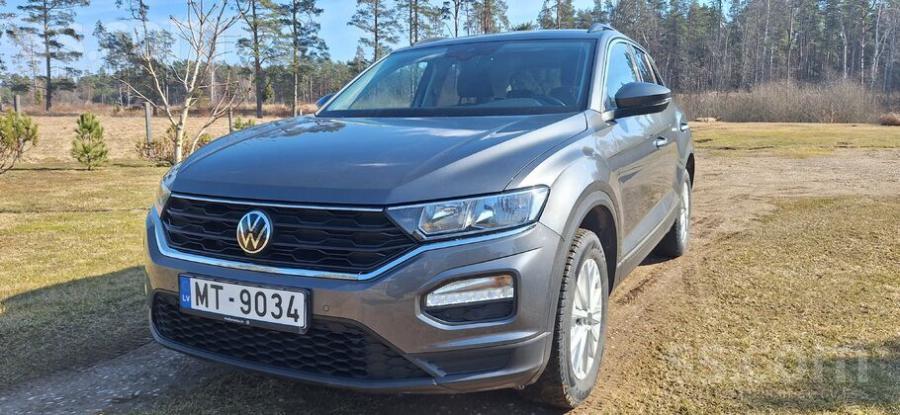 Pelēks Volkswagen T-Roc 2021 Rīga, ar dzinēja tilpumu 1.50 L un nobraukumu 65 tūkst. km par 17500 €, foto 1 vietnē AUTOMOTO.COM.LV