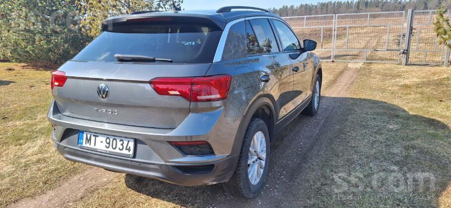Pelēks Volkswagen T-Roc 2021 Rīga, ar dzinēja tilpumu 1.50 L un nobraukumu 65 tūkst. km par 17500 €, foto 3 vietnē AUTOMOTO.COM.LV
