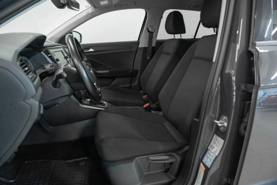 Pelēks Volkswagen T-Roc 2021 Viļņa, ar dzinēja tilpumu 1.50 L un nobraukumu 86 tūkst. km par 17500 €, foto 8 vietnē AUTOMOTO.COM.LV