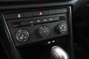 Pelēks Volkswagen T-Roc 2021 Viļņa, ar dzinēja tilpumu 1.50 L un nobraukumu 86 tūkst. km par 17500 €, foto 12 vietnē AUTOMOTO.COM.LV
