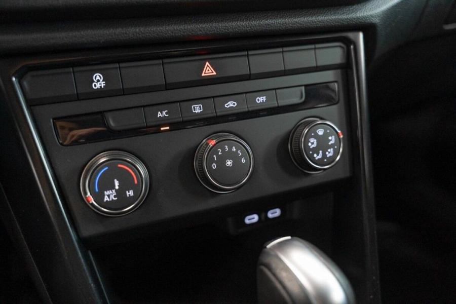 Pelēks Volkswagen T-Roc 2021 Viļņa, ar dzinēja tilpumu 1.50 L un nobraukumu 86 tūkst. km par 17500 €, foto 12 vietnē AUTOMOTO.COM.LV