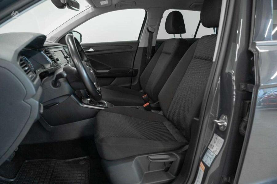 Pelēks Volkswagen T-Roc 2021 Viļņa, ar dzinēja tilpumu 1.50 L un nobraukumu 86 tūkst. km par 17500 €, foto 8 vietnē AUTOMOTO.COM.LV