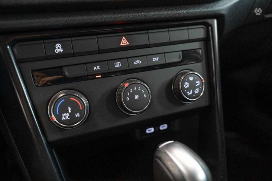 Pelēks Volkswagen T-Roc 2021 Viļņa, ar dzinēja tilpumu 1.50 L un nobraukumu 86 tūkst. km par 17500 €, foto 12 vietnē AUTOMOTO.COM.LV